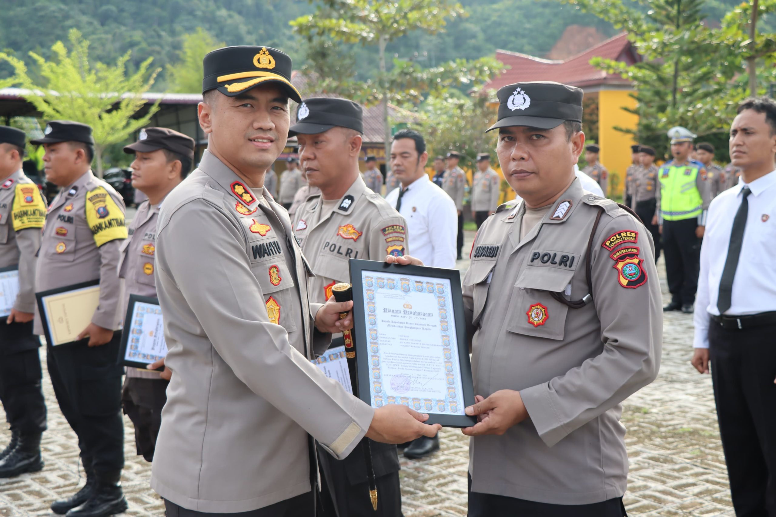 Kapolres Tapteng Beri Penghargaan Kepada 12 Personel Berprestasi & Berdedikasi - Youbenews